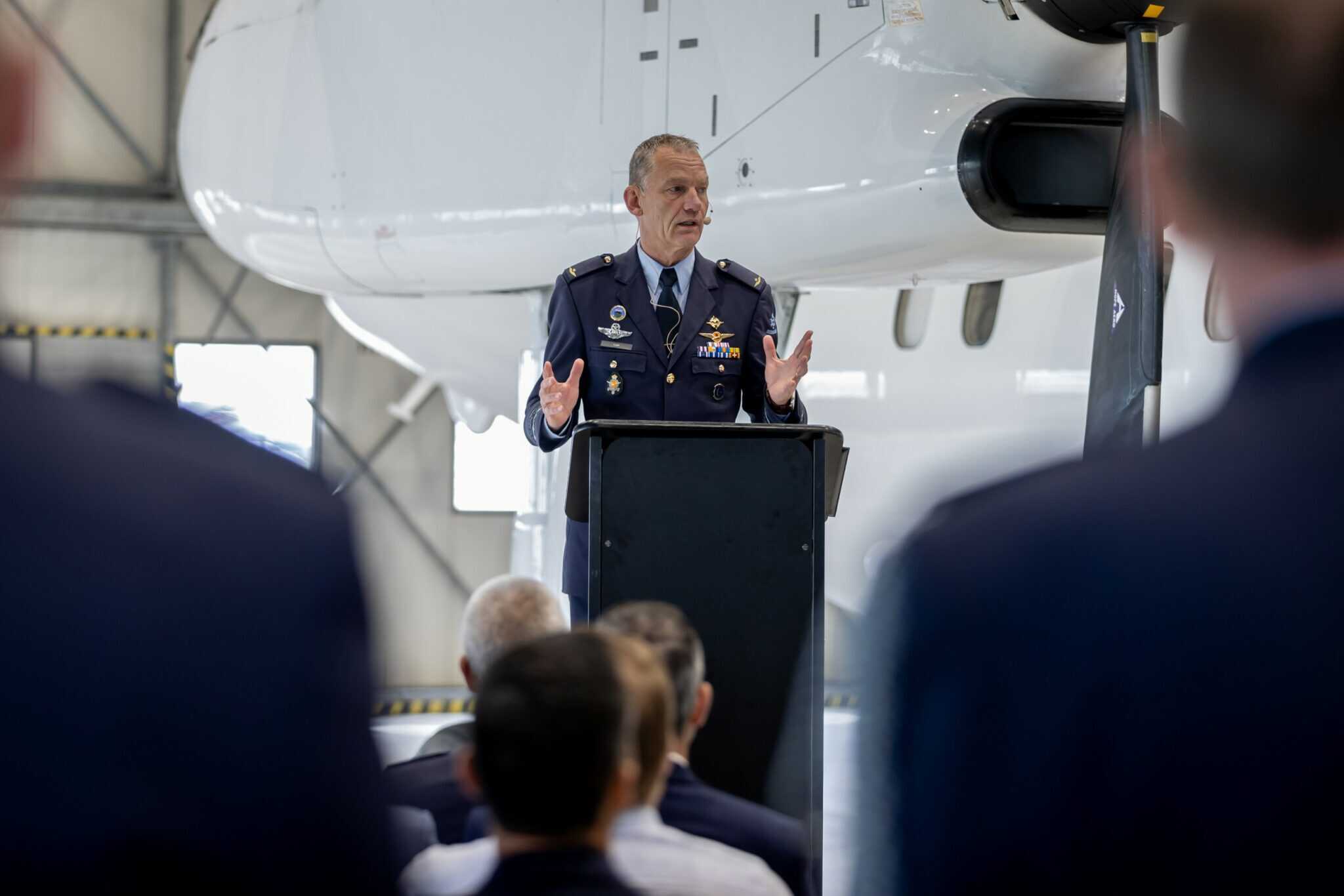 Nieuwe vliegtuigen en helikopters overgedragen aan Kustwacht ...