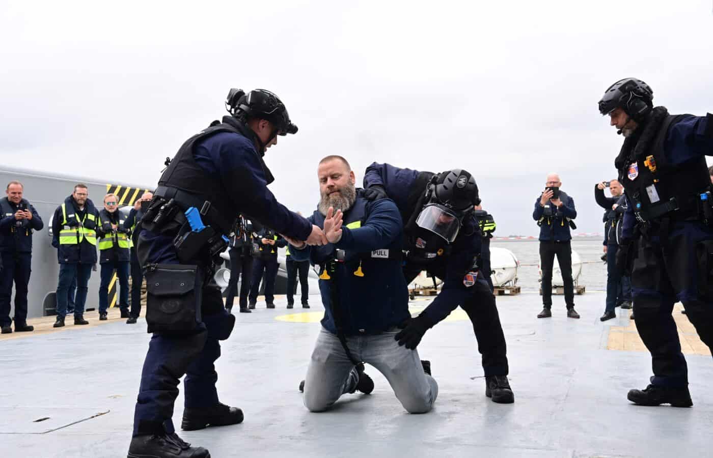 Handhavingsdag Kustwacht: “De samenwerking op zee is uniek” - Kustwacht ...